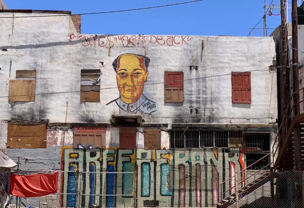 Le grand timonier, Mao Zedong, fait partie de certaines peintures murales qui décorent le vieux centre-ville