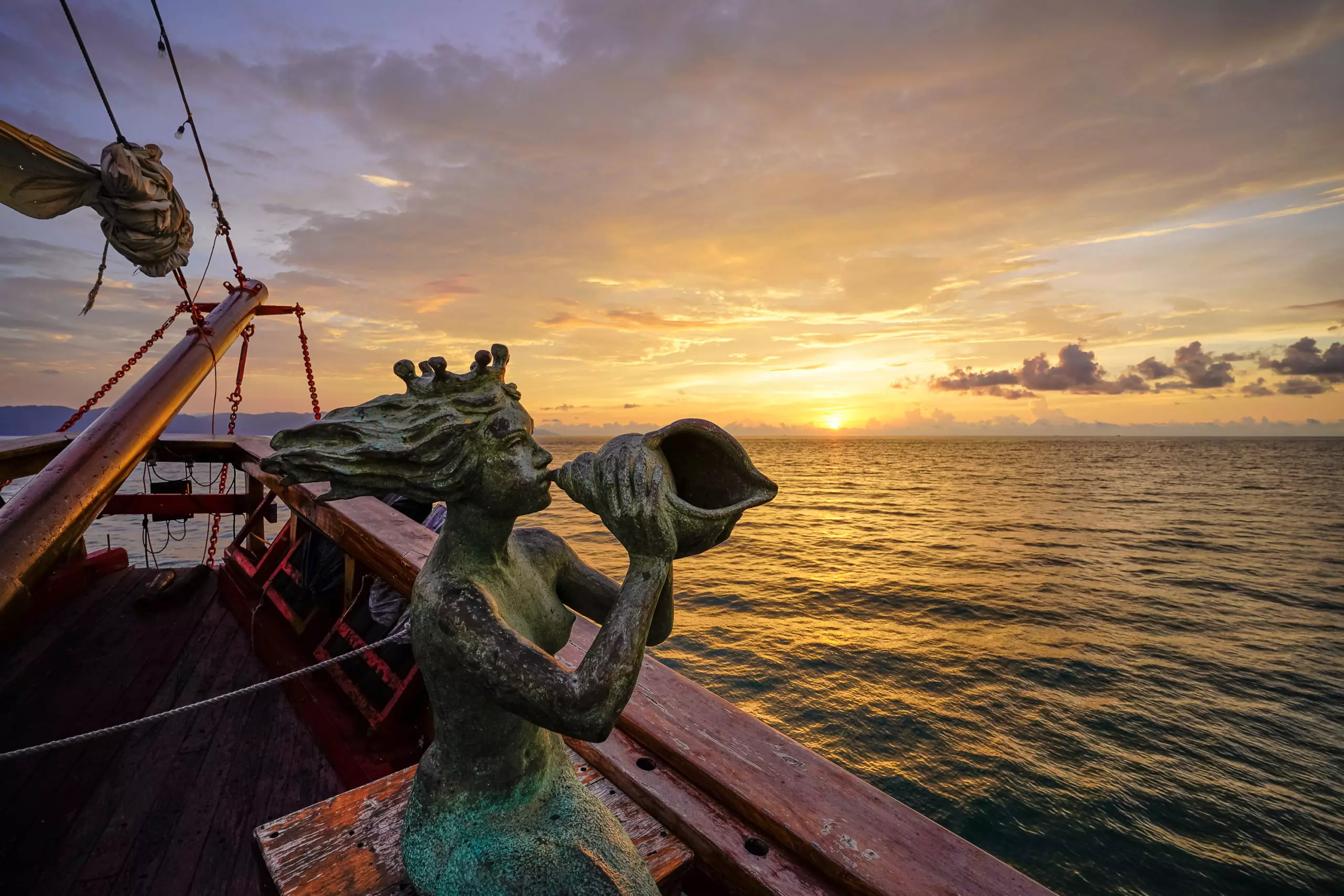 Puerto Vallarta ilunabarra pirata ontzian