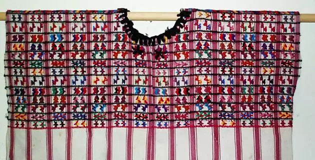 An huipil, a fifu secular garment