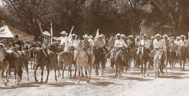 Kavalkáda pre založenie fifu Sabinas (Coahuila).