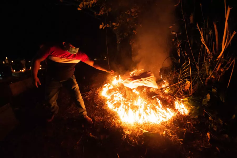 萨拉戈萨亡灵节祭品的火灾