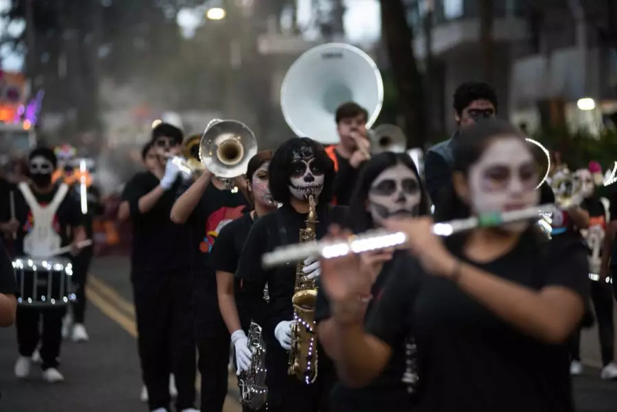 ក្រុមតន្រ្តីនៅក្នុង Catrina Parade នៅ Xalapa