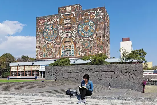 พื้นที่ที่เอื้อต่อการอ่านหนังสือมากมายใน Ciudad Universitaria / รูปภาพ: Carlos García