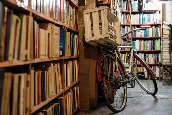 You have to know the universe of letters that old bookstores keep in Donceles / Photo: Carlos García