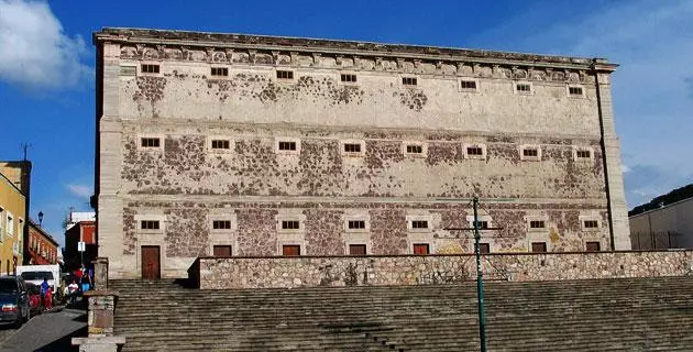 Marchogaeth ceffyl ar hyd y llwybr Annibyniaeth (Guanajuato) fifu