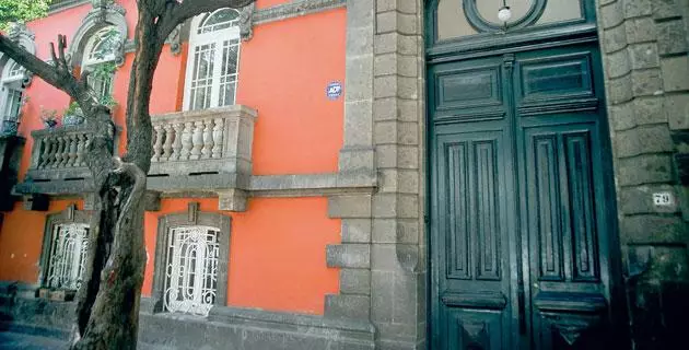 roma-barrio-magico-df-facade-building-jan11