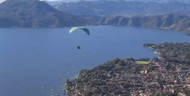 Valle de Bravo fifu 的滑翔伞飞行