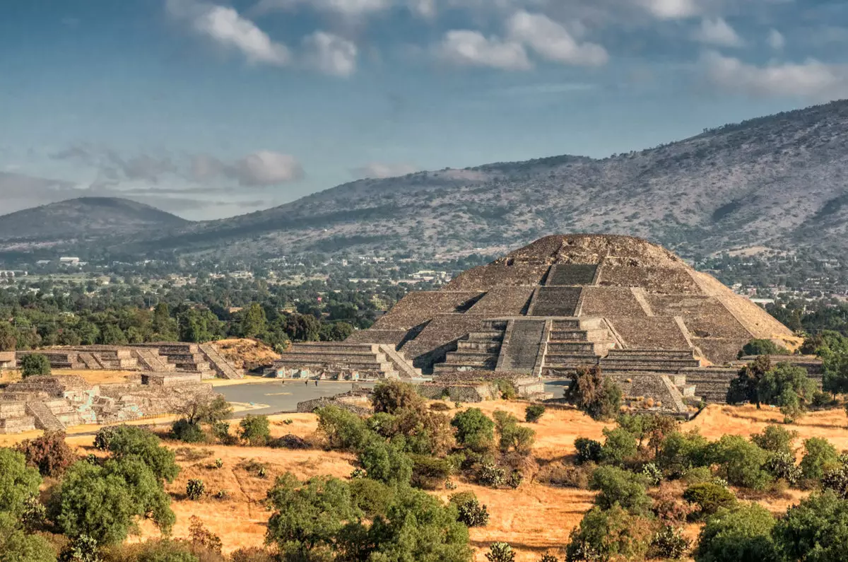 พีระมิดแห่งดวงจันทร์และถนนแห่งความตายใน Teotihuacan