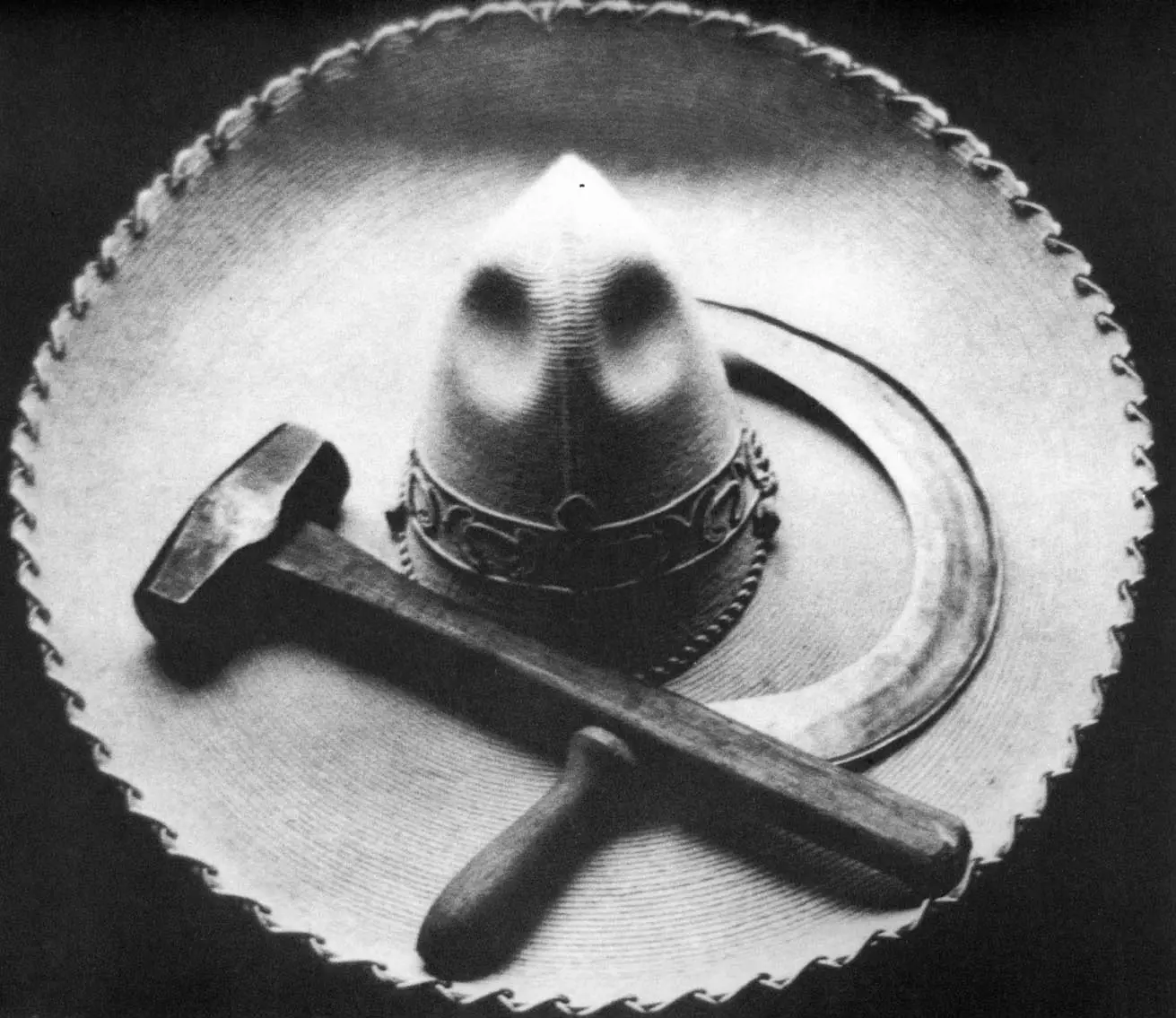 017_tina-modotti-cappello-falce-e-martello-1927