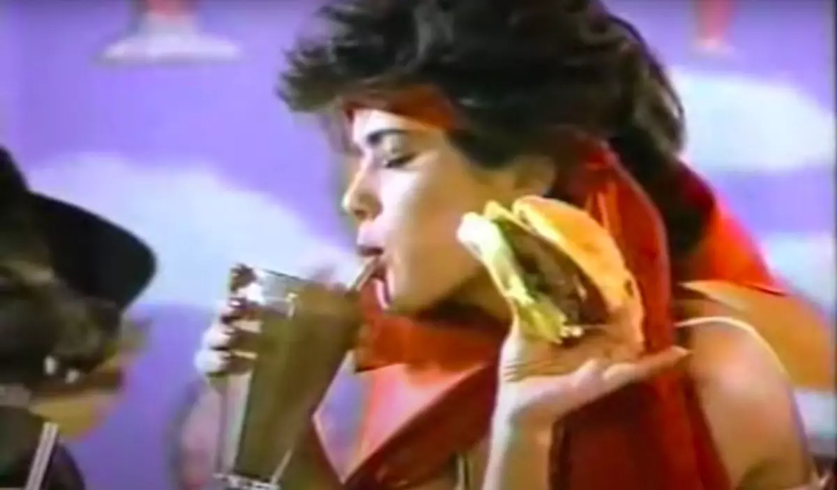 سلما هایک در آگهی تبلیغاتی Burger Boy بازی می کند