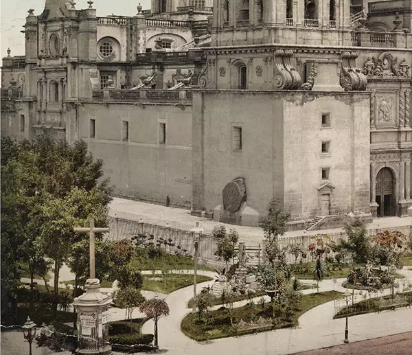 Plak peringatan tersembunyi Piedra del Sol di Katedral Metropolitan 17187_3
