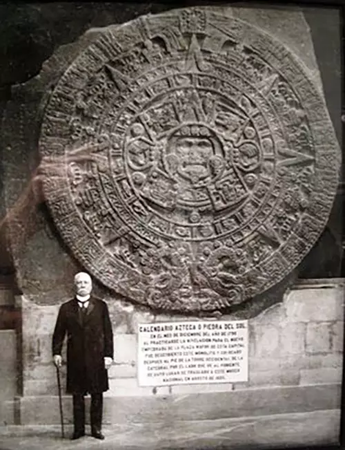 Plak peringatan tersembunyi Piedra del Sol di Katedral Metropolitan 17187_4