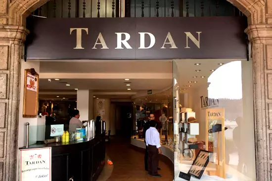 Tardan Hat Shop / Viridiana Mirón