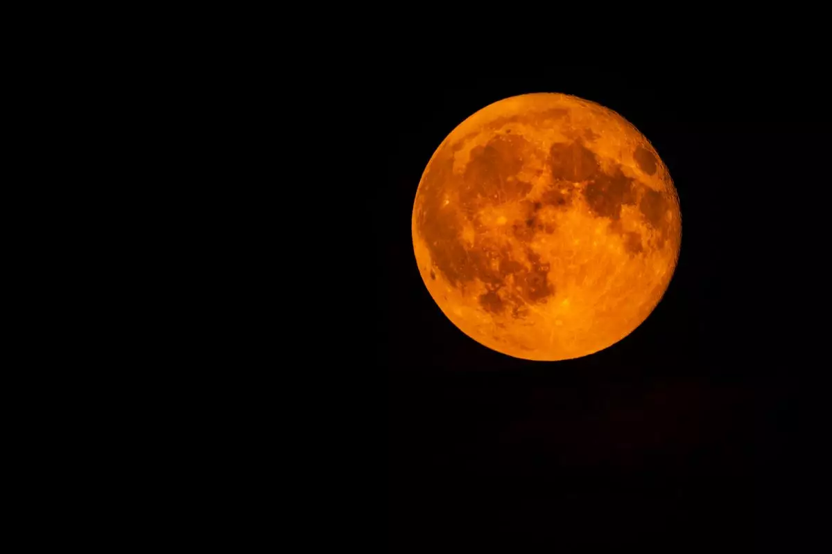 Getih bulan purnama di langit peuting