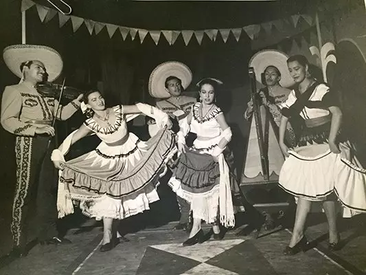 Folkloric Ballet of Mexico: historie og bane 18586_2