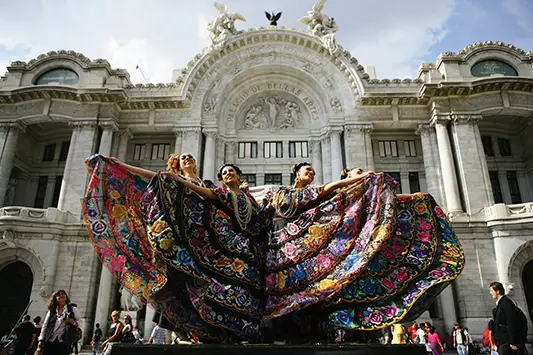 Folkloric Ballet of Mexico: historie og bane 18586_3