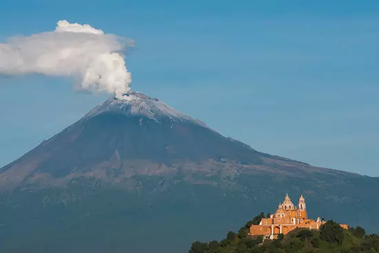 Blick auf das Heiligtum Unserer Lieben Frau der Heilmittel und den Vulkan Popocatépetl / Marcos Ferro