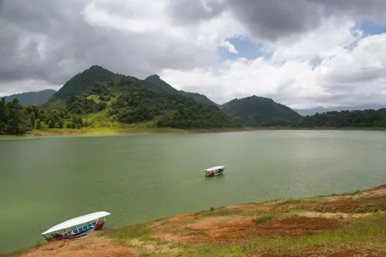 穿过 Huauchinango / Marcos Ferro 的水坝