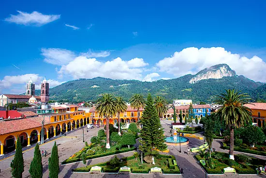 Panoramablick auf die Zauberstadt Tlatlauquitepec / Marcos Ferro