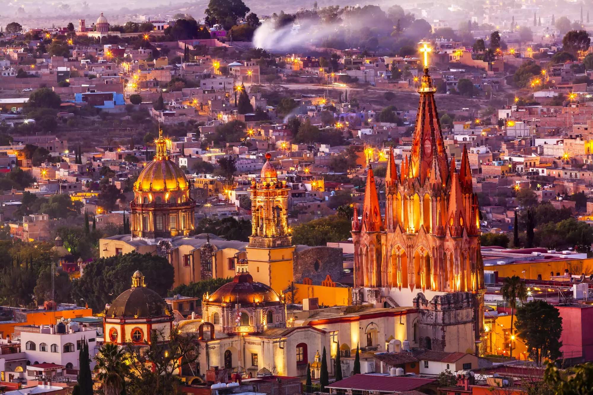 San Miguel de Allende Mexikó Miramar kilátás az esti plébániára