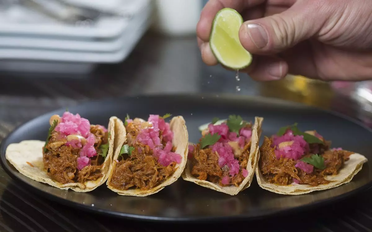 Meksika yeməkləri: Cochinita Pibil tacos.