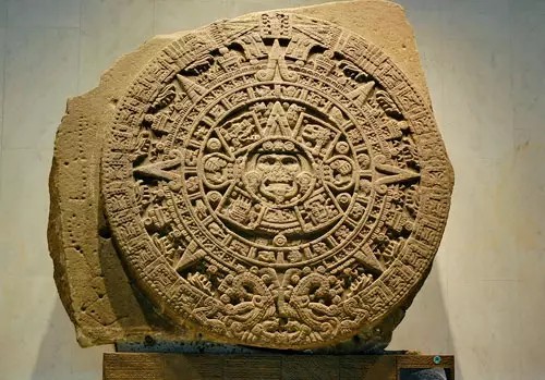 Aztec Calendar lossis pob zeb ntawm lub hnub, cov ntaub ntawv tseem ceeb uas koj yuav tsum paub 19448_2
