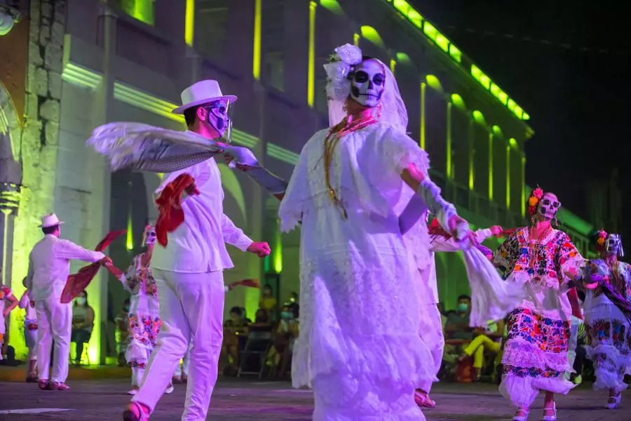 dansează în Yucatan