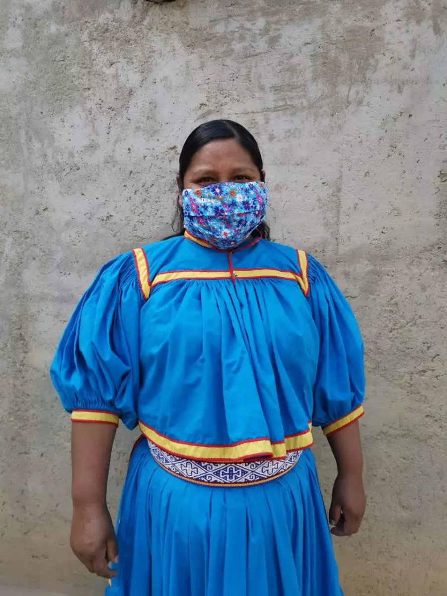 タラフマラ族の女性たちは、手作りの非常に創造的なフェイス マスクを作っています。 20713_3