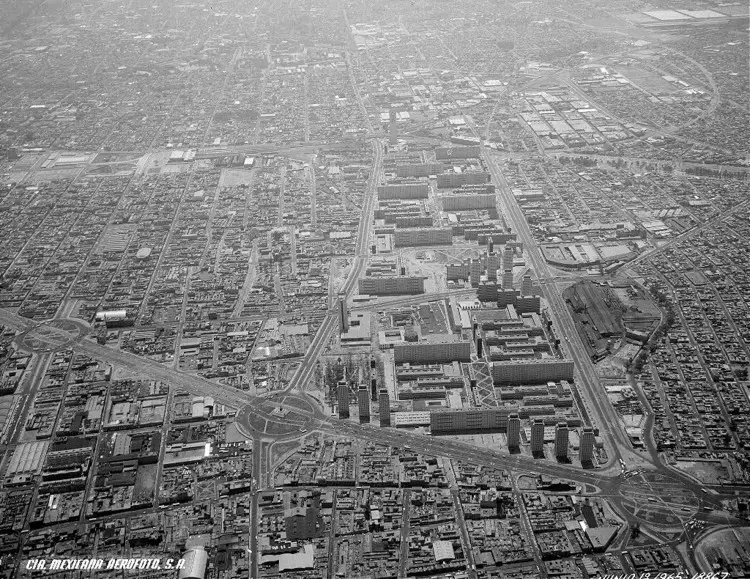 Flygfoto över Tlatelolco på 1960-talet. Bild via Fundación IC Historical Archive