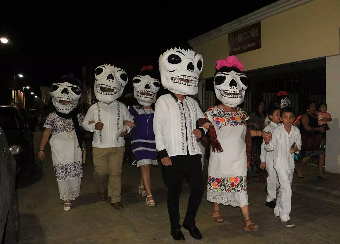 Learje de Day of the Dead-partij kennen dy't yn in cenote wurdt fierd 21261_6