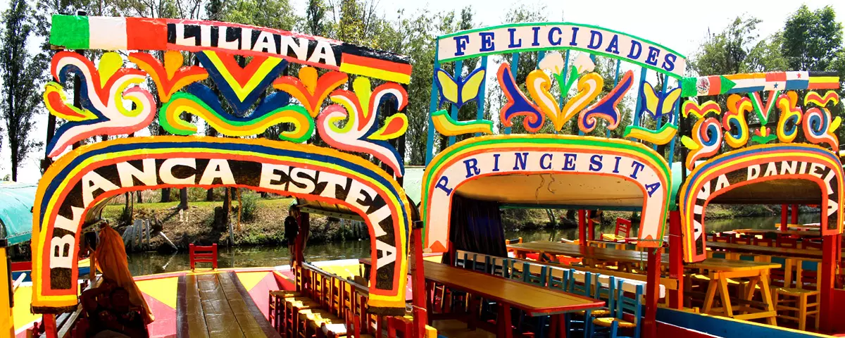 Tafiya ta Xochimilco: tsakanin furanni, canals da trajineras fifu