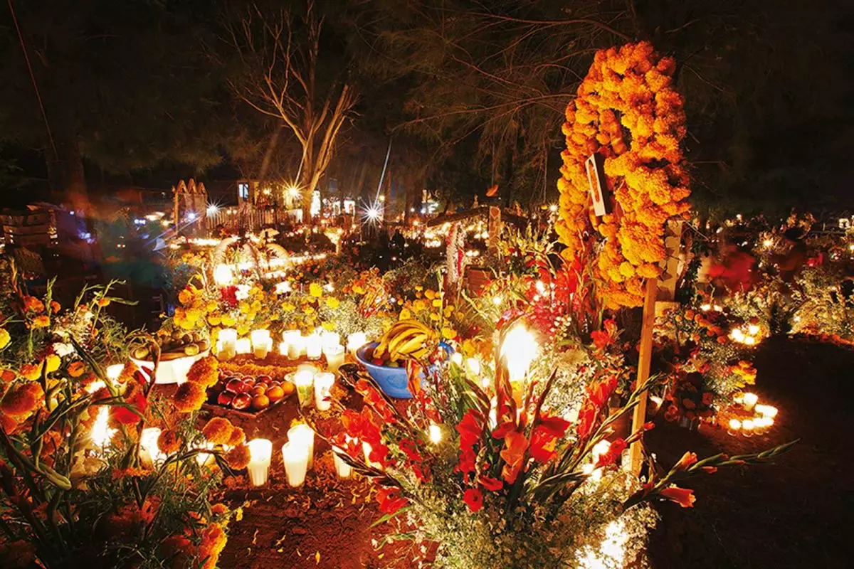 DAY-OF-THE-DEAD-MICH_tzintzuntzan-cemetery-wide-angle-NOCTURNA_GEMICH_Brian-Overcast-MD