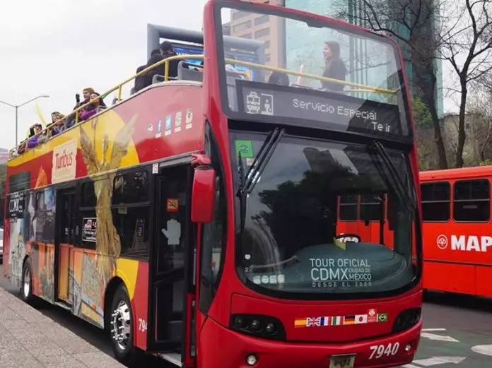 turibus-emmène-le-public-pour-un-tour-de-noel-de-mexico-696×521