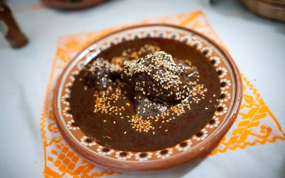 Mole poblano, як классикии таомҳои Мексика