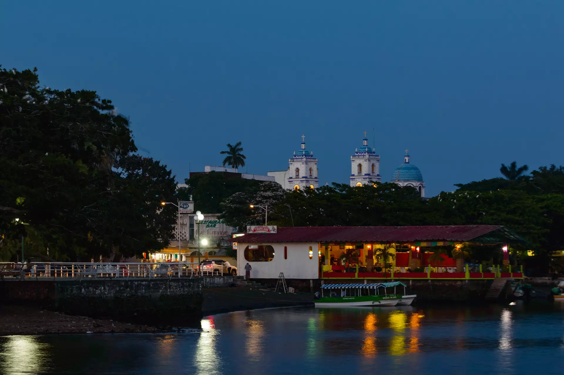 Catemaco-crépuscule-église-lagune