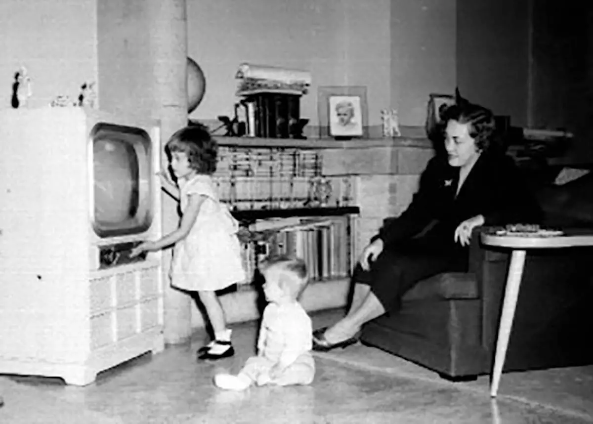 nainen ja lapset katsovat tv:tä