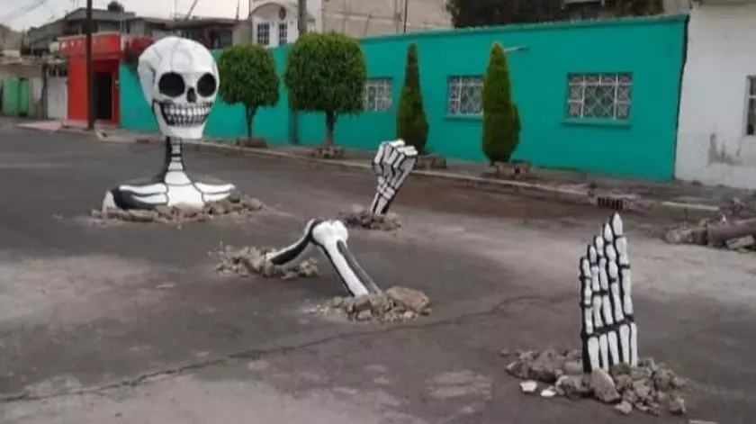 skull-potholes-mexico-city.jpg_851672003