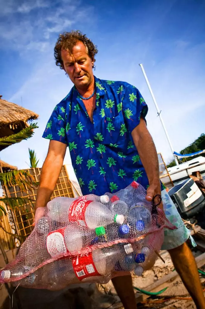 Ishulli që noton mbi mijëra shishe plastike pranë Kankunit 23356_3