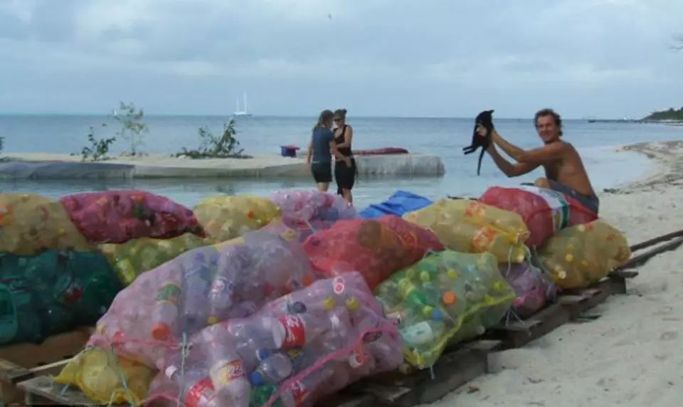 Ishulli që noton mbi mijëra shishe plastike pranë Kankunit 23356_4