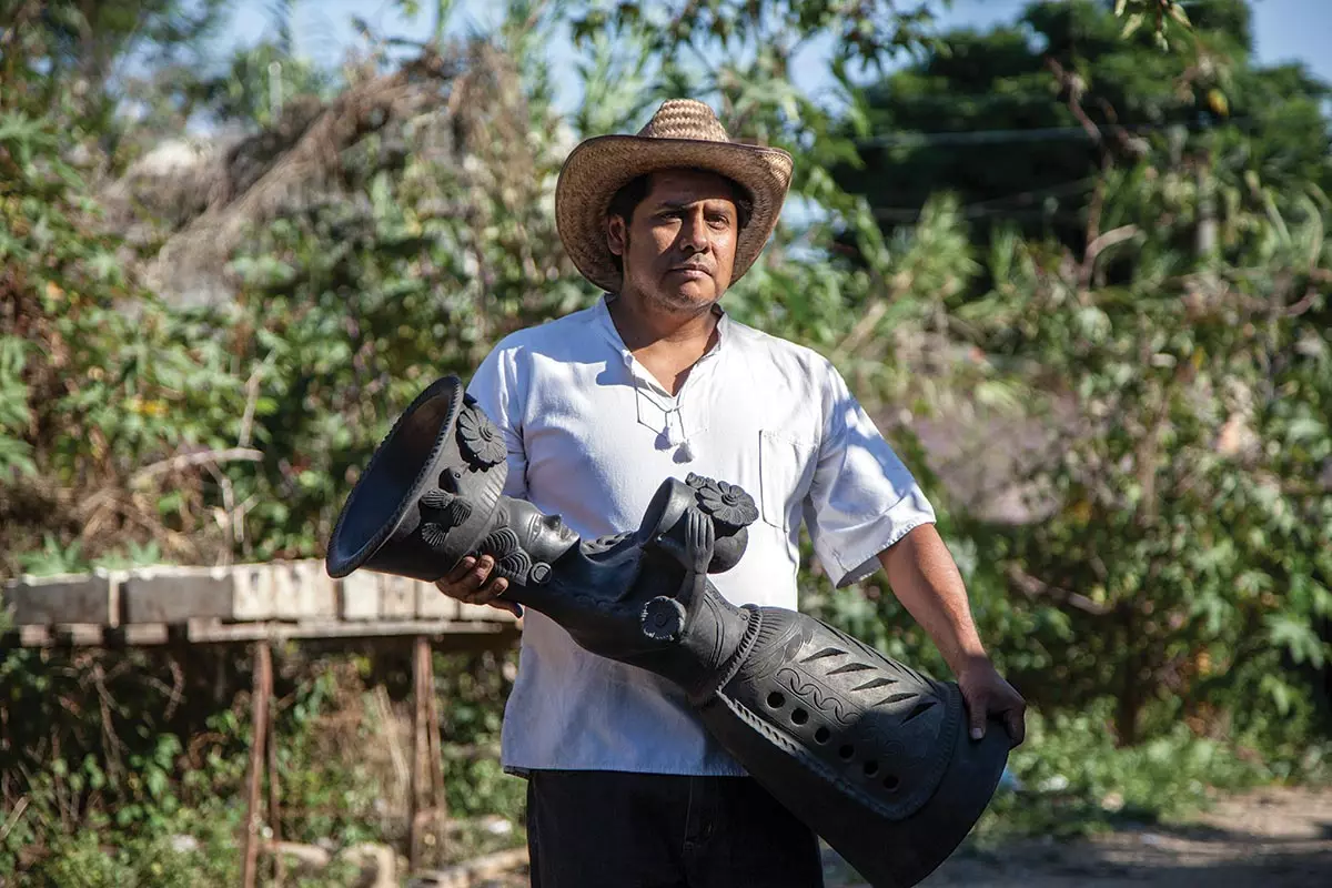 San-Bartolo Koyotepekdagi qora loy: Oaxacan ustaxonalariga sayohat 23735_8