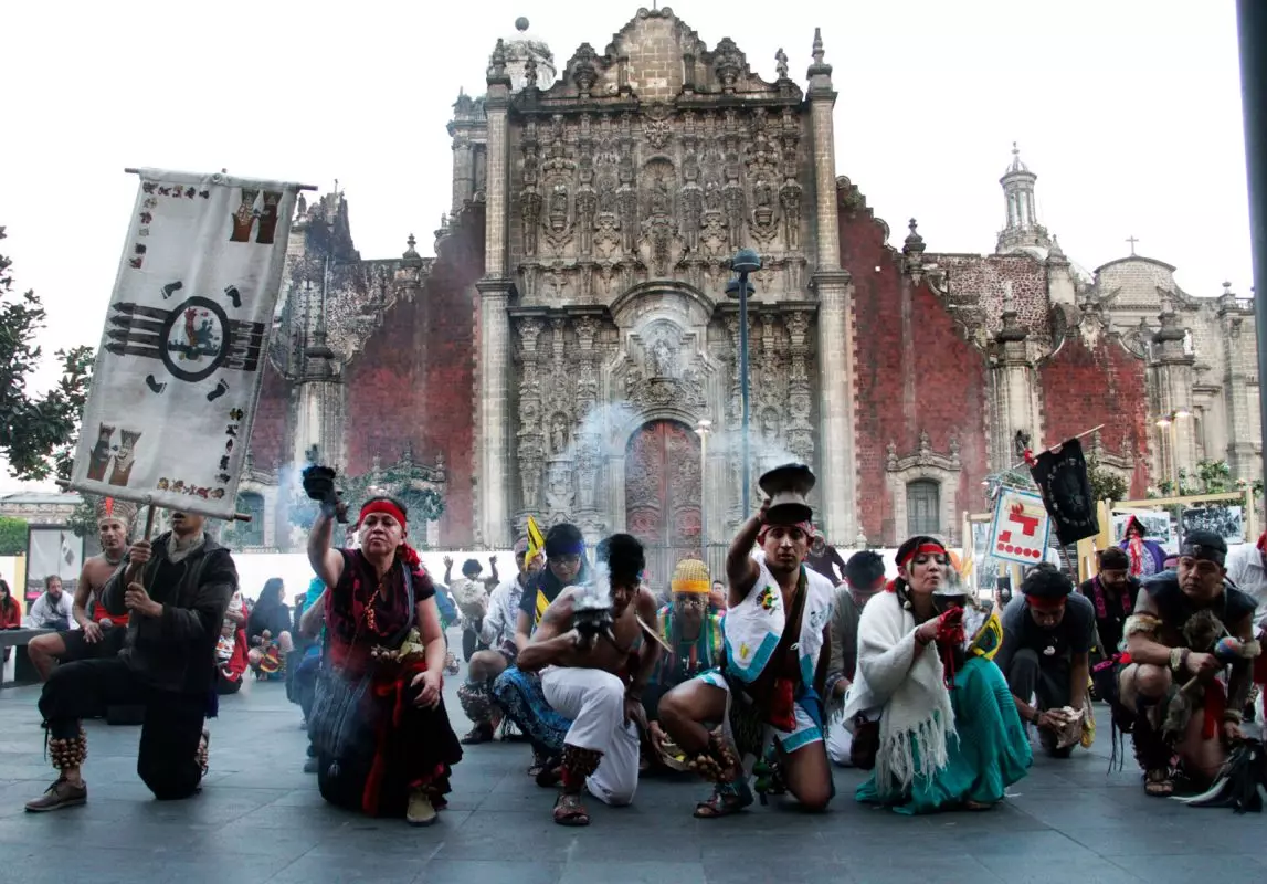 Họ ăn mừng Năm mới Mexico ở Zócalo 24165_6