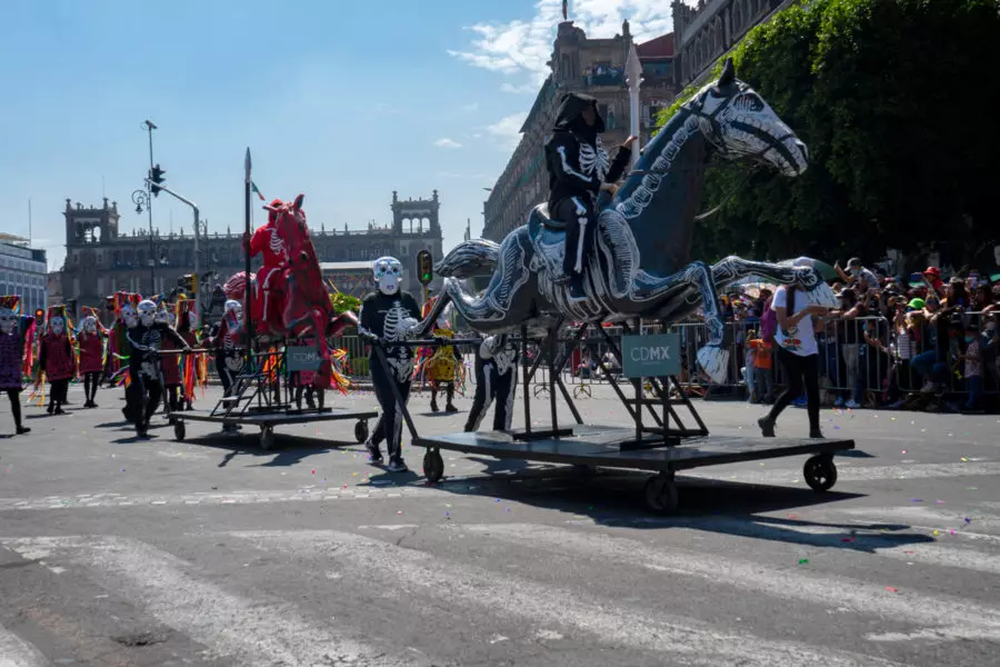 Video a Fotoen: sou gouf de Groussen Internationalen Dag vun den Doudegen Parade 2021 zu CDMX gelieft 24382_3