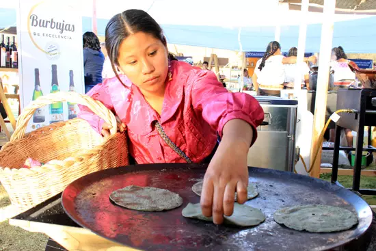Cociñeira tradicional preparando tortillas á man / Viridiana Mirón