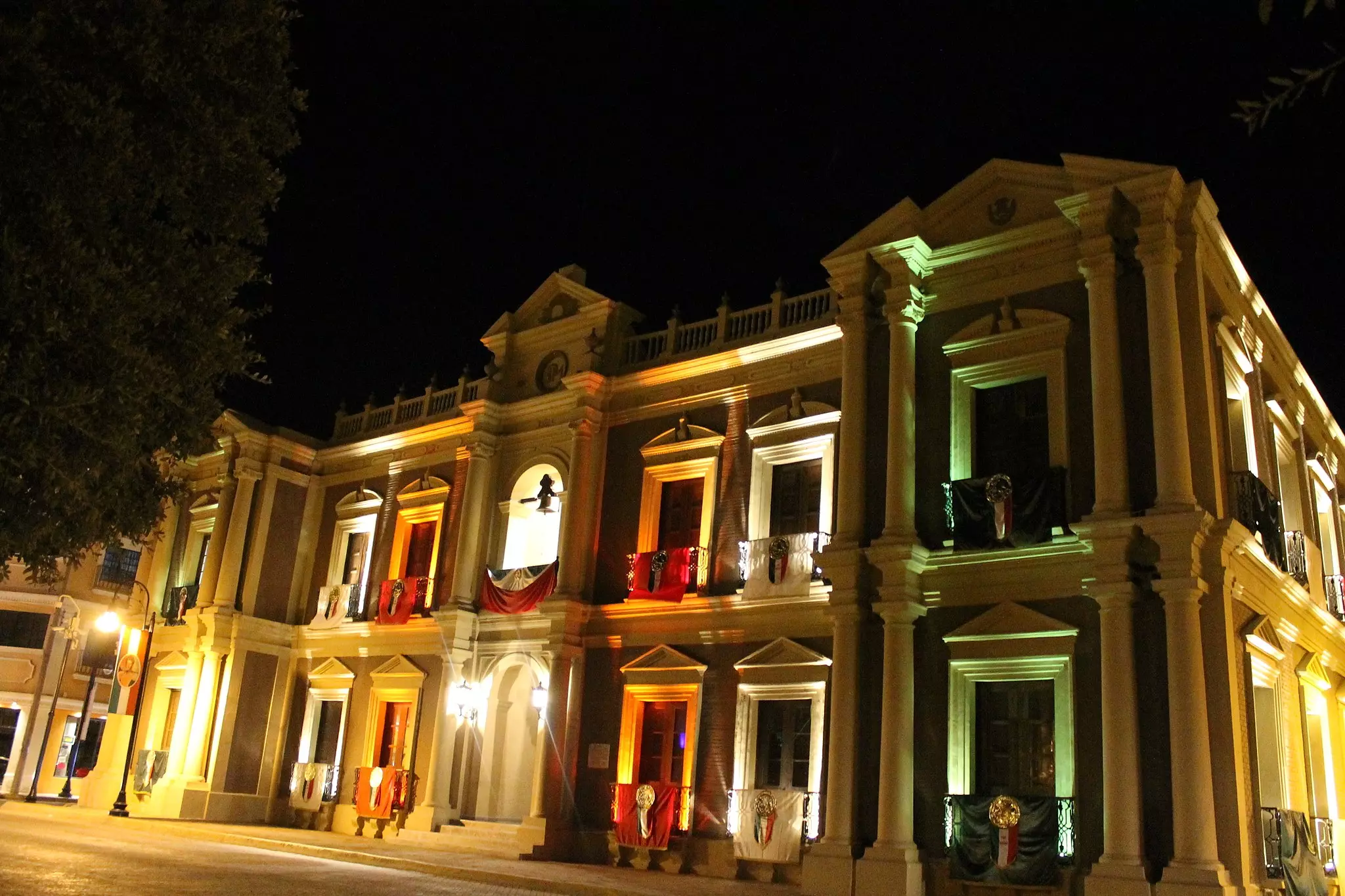 2048px-Municipal_Palace_of_Linares,_Nuevo_León,_Mexico.