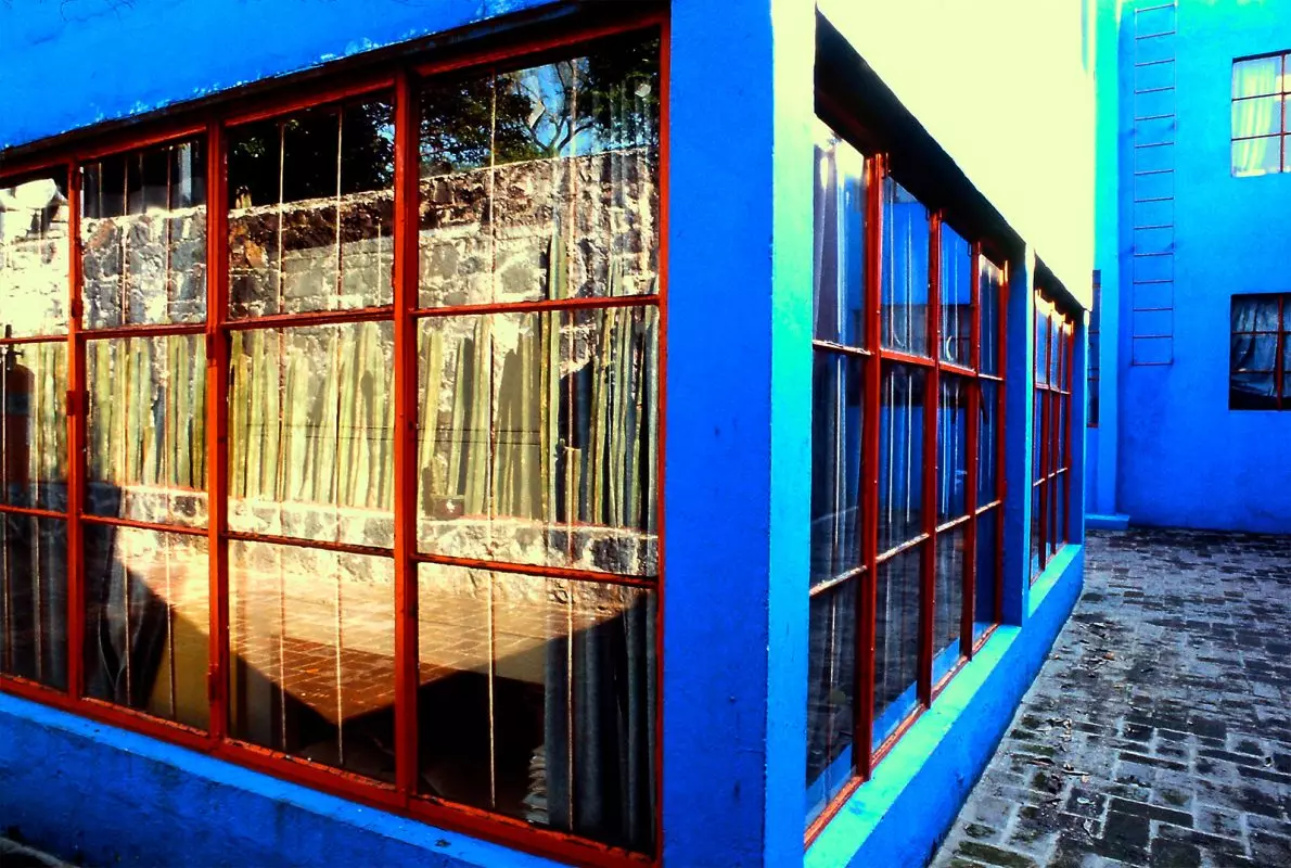 Muret e jashtme të studios ishin lyer me një blu të shkëlqyer kobalti në kontrast me portokallinë e ndezur të hekurit në dritare.