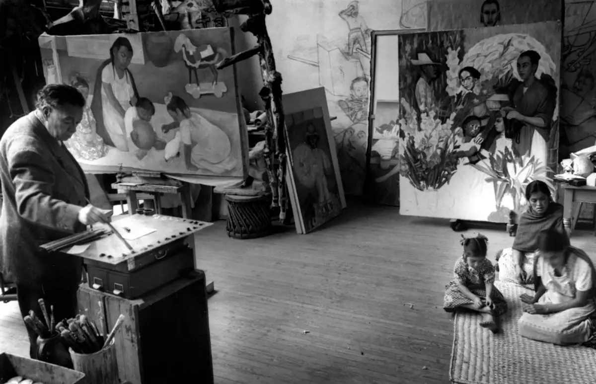Diego Rivera punon në studion e tij.