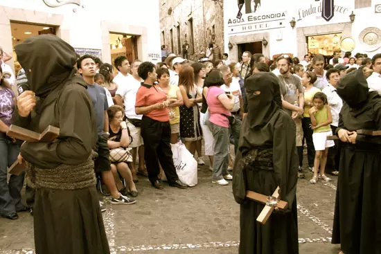 Kortezhi i Javës së Shenjtë në Taxco / Flickr