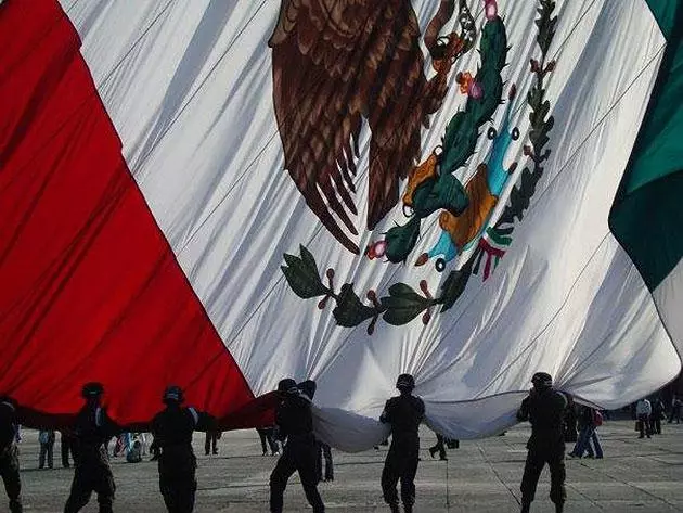 poto-minggu-patriotik-motif-bandéra-Mexico-zocalo-df