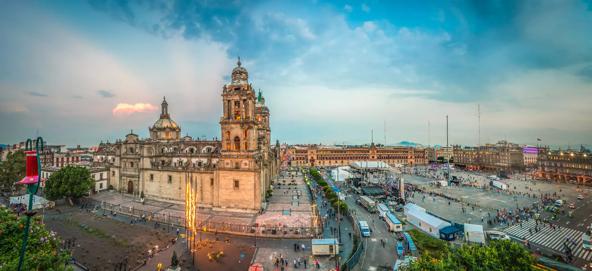 Zocalo square och Metropolitan Cathedral of Mexico city