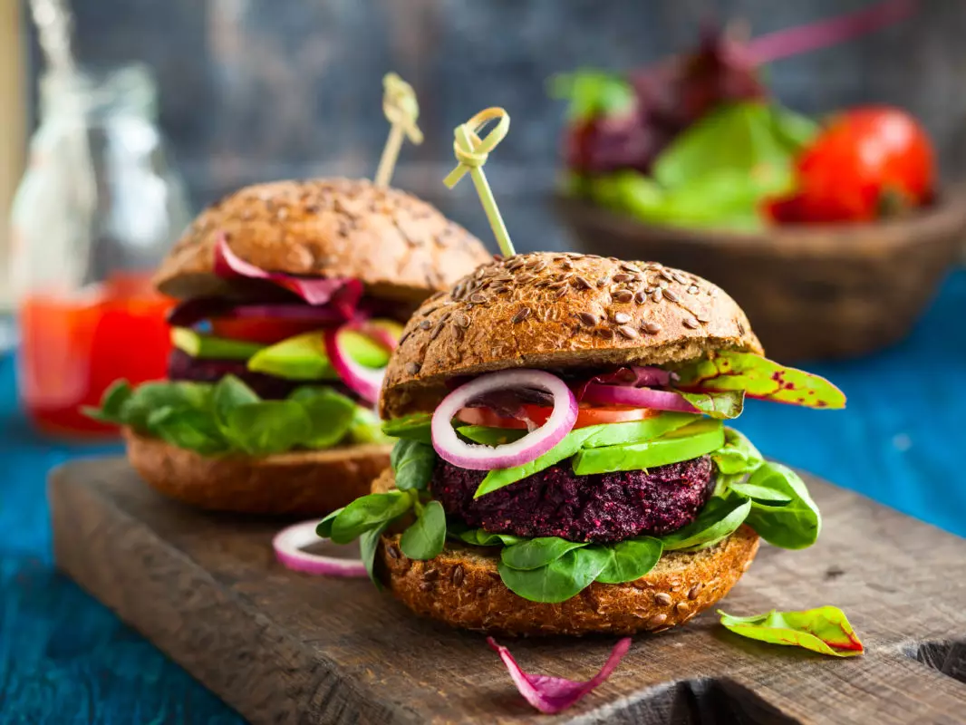 Biatas veggie agus burger quinoa le avocado